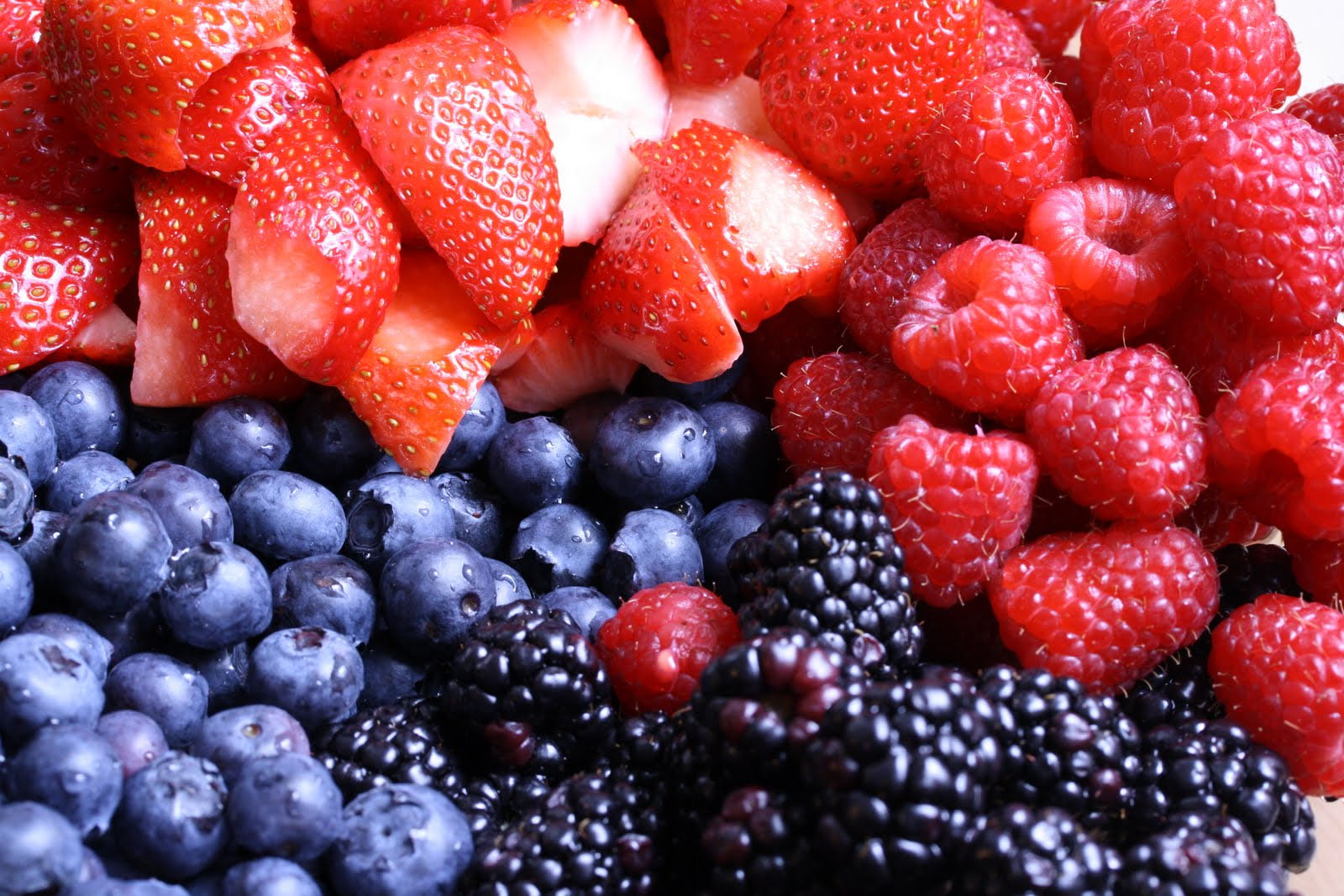 Differences Between Strawberries and Raspberries - NooBuzz